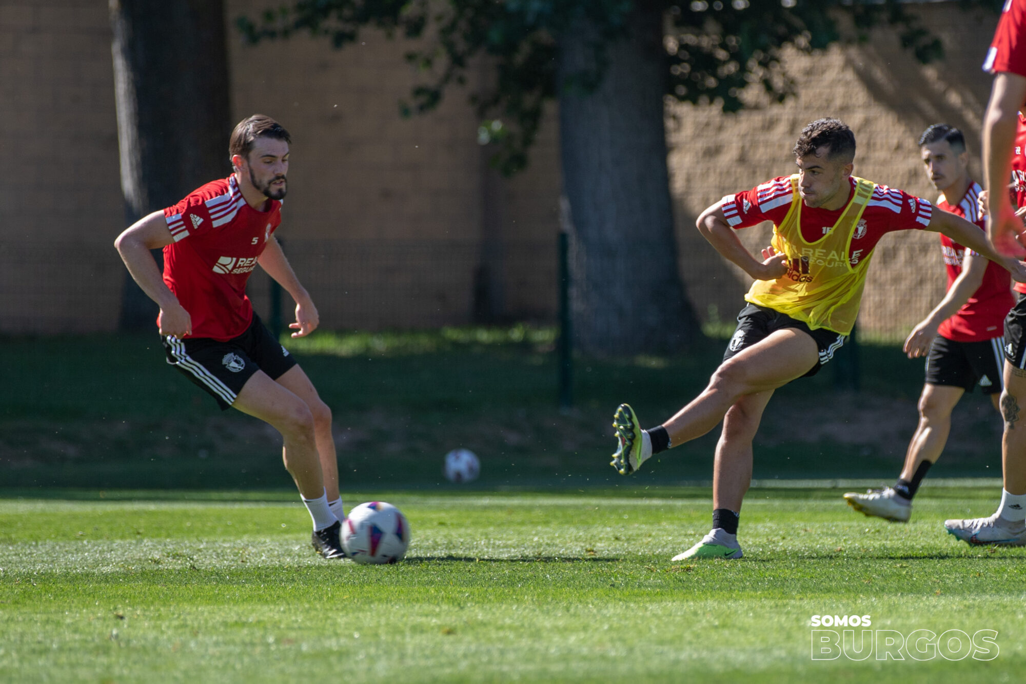 Curro Sánchez y Javi Pérez, ausentes en el entrenamiento del Burgos CF ...